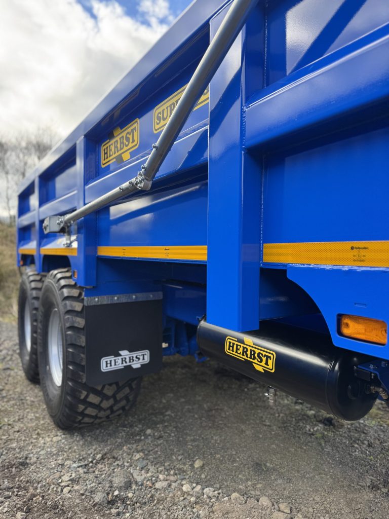 SUPER 18T DUMP TRAILER - Herbst Machinery Ltd